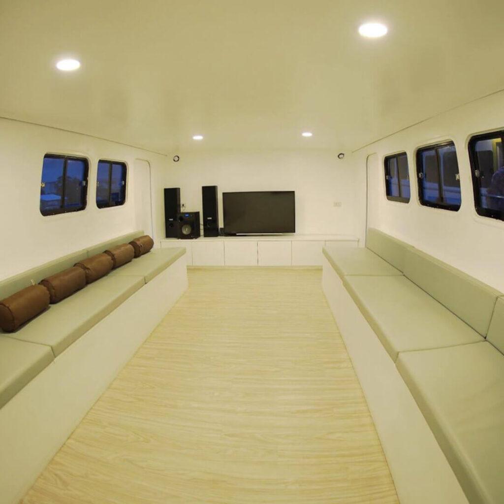 MV Lapat - Into Dive Center
