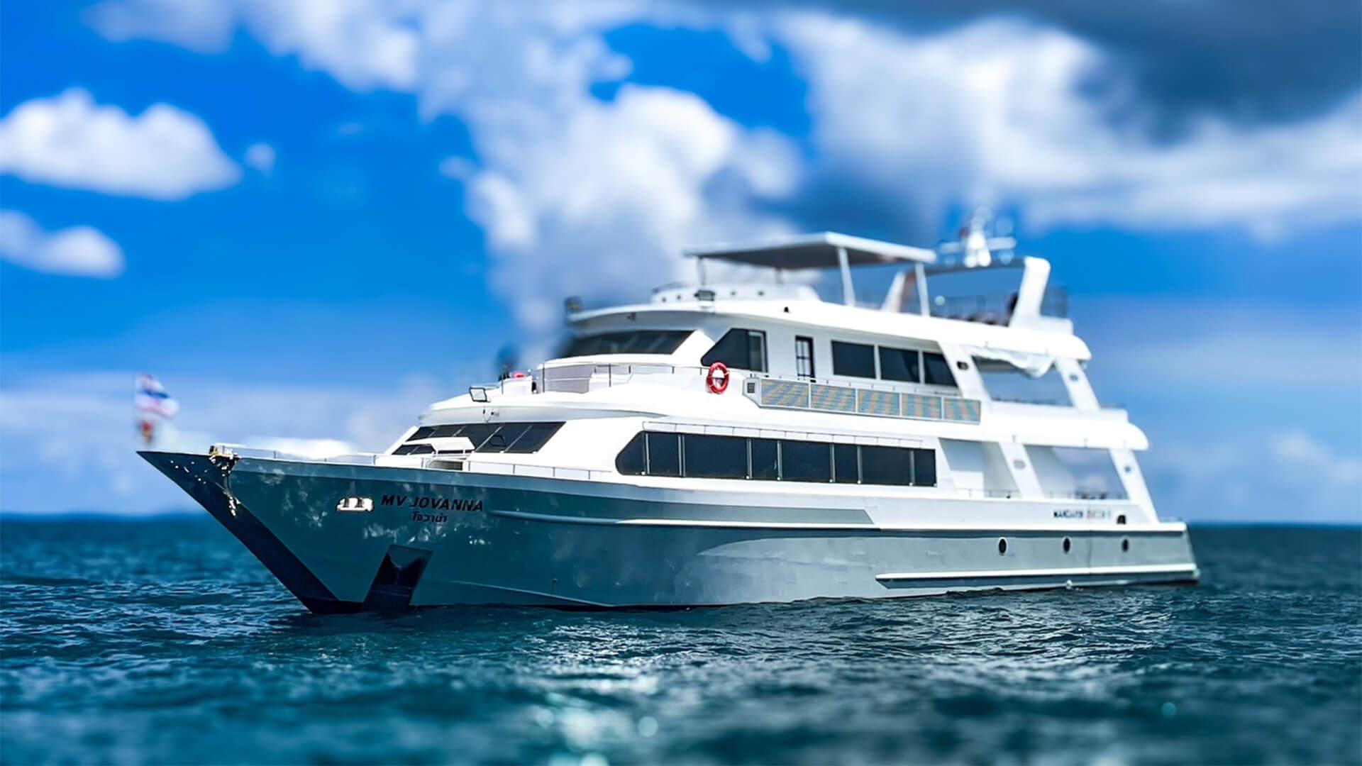 MV Mandarin Queen 9 - Into Dive Center