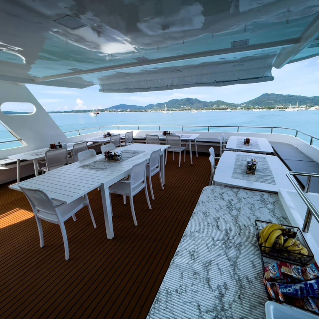 MV Mandarin Queen 9 - Into Dive Center